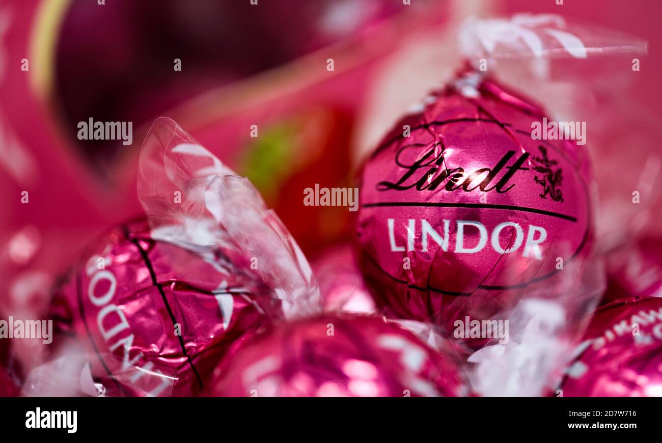 Lindt Lindor Strawberries & Cream Truffles Stock Photo - Alamy
