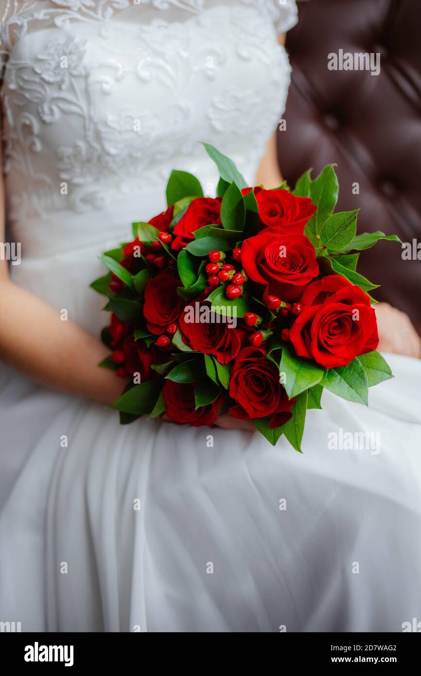 Wedding bouquet with pink roses in bride hand Stock Photo - Alamy