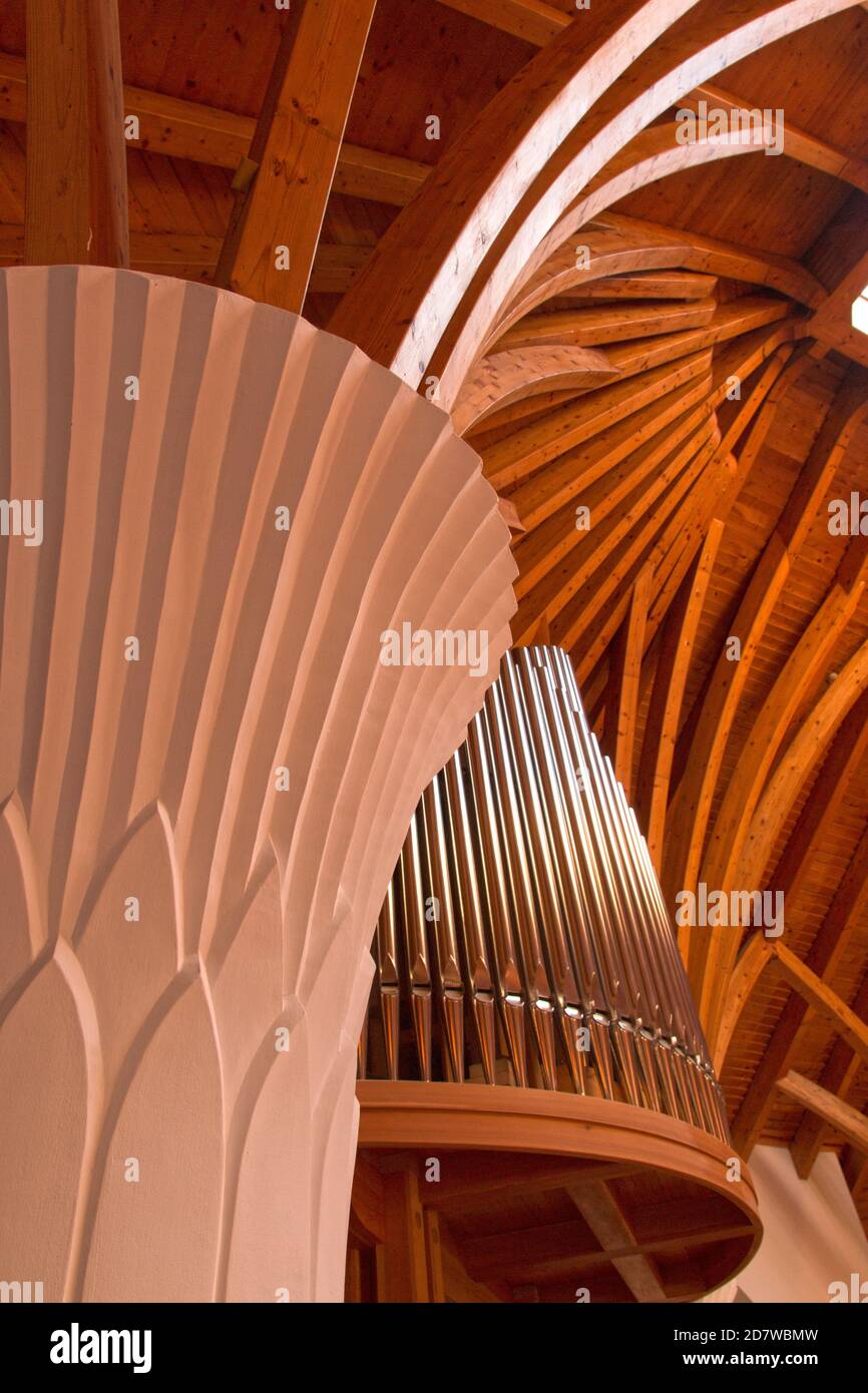 Curved beams hi-res stock photography and images - Alamy