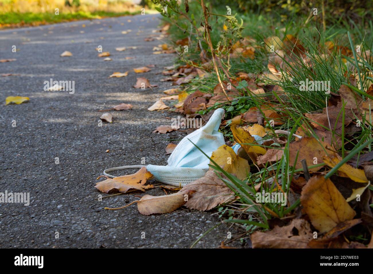 Surgical face masks on the ground hi-res stock photography and images ...