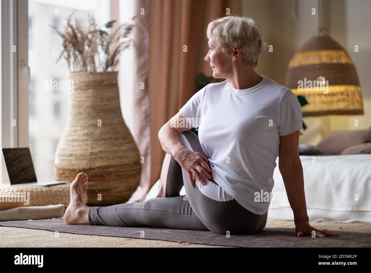 Half seated posture hi-res stock photography and images - Alamy