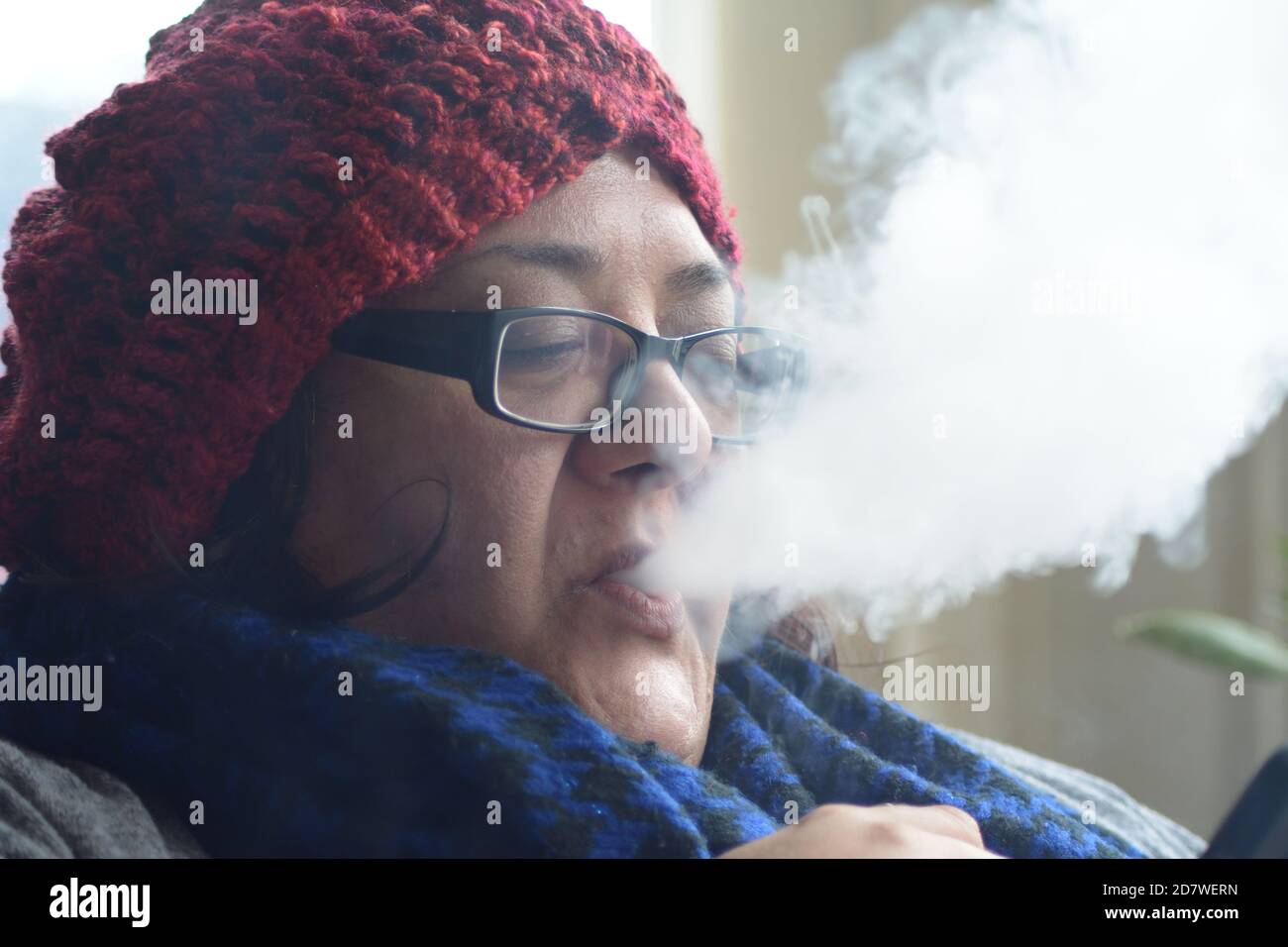 Woman Vaping High Resolution Stock Photography and Images - Alamy