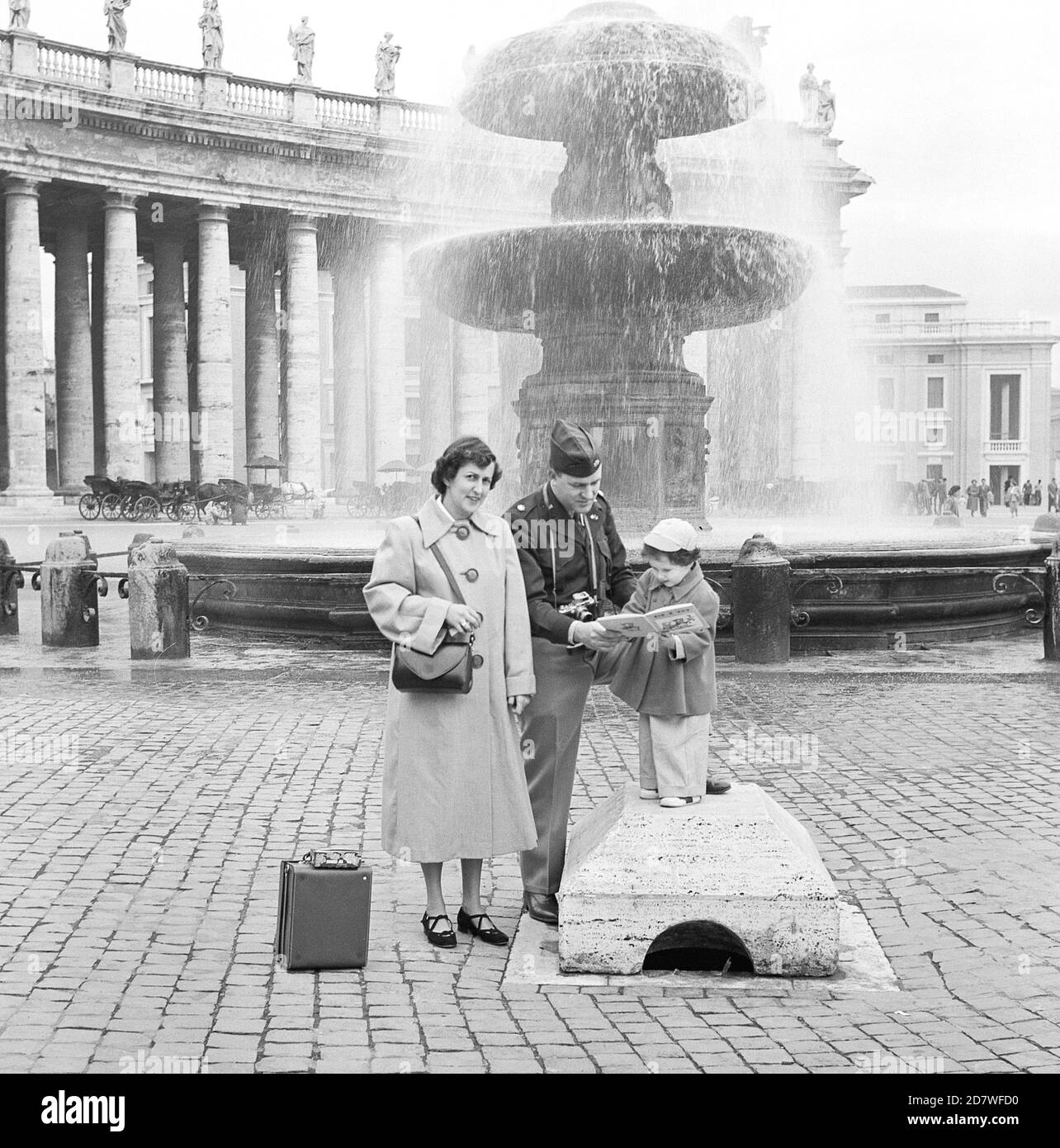 Vintage mother and daughter ww2 Black and White Stock Photos & Images ...
