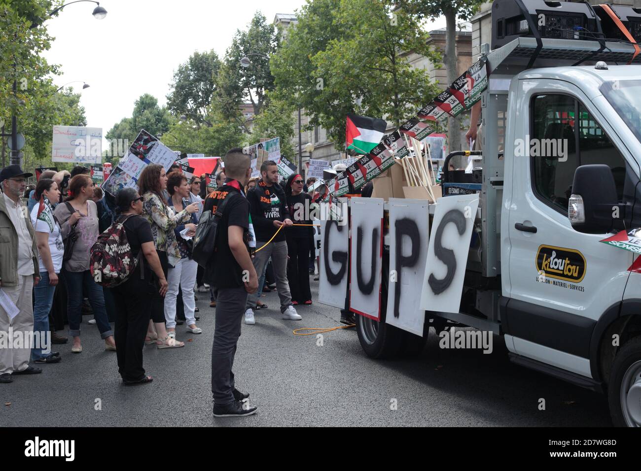 Pro-Palestinian demonstration in Paris in support of the people of Gaza ...