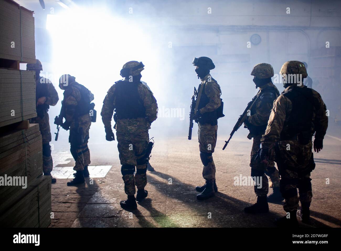 Swat raid hi-res stock photography and images - Alamy