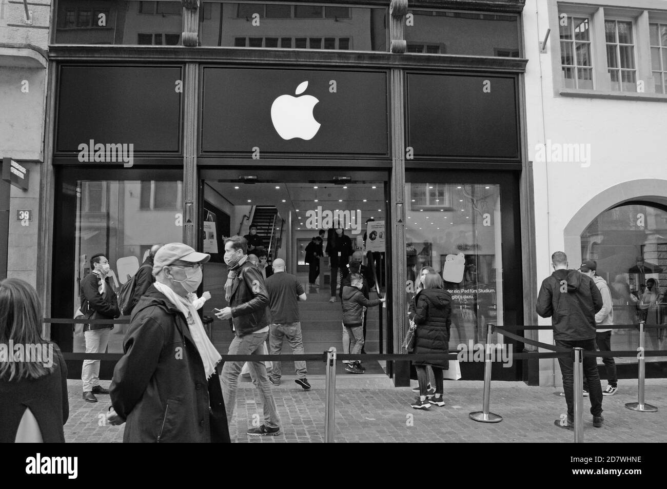 Apple store Black and White Stock Photos & Images - Alamy