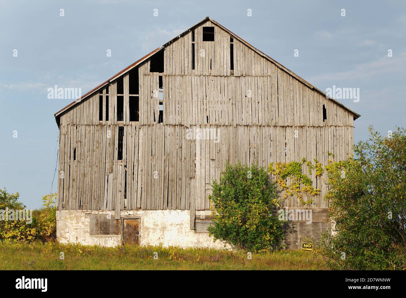 Abandoned barn interior roof hi-res stock photography and images - Alamy