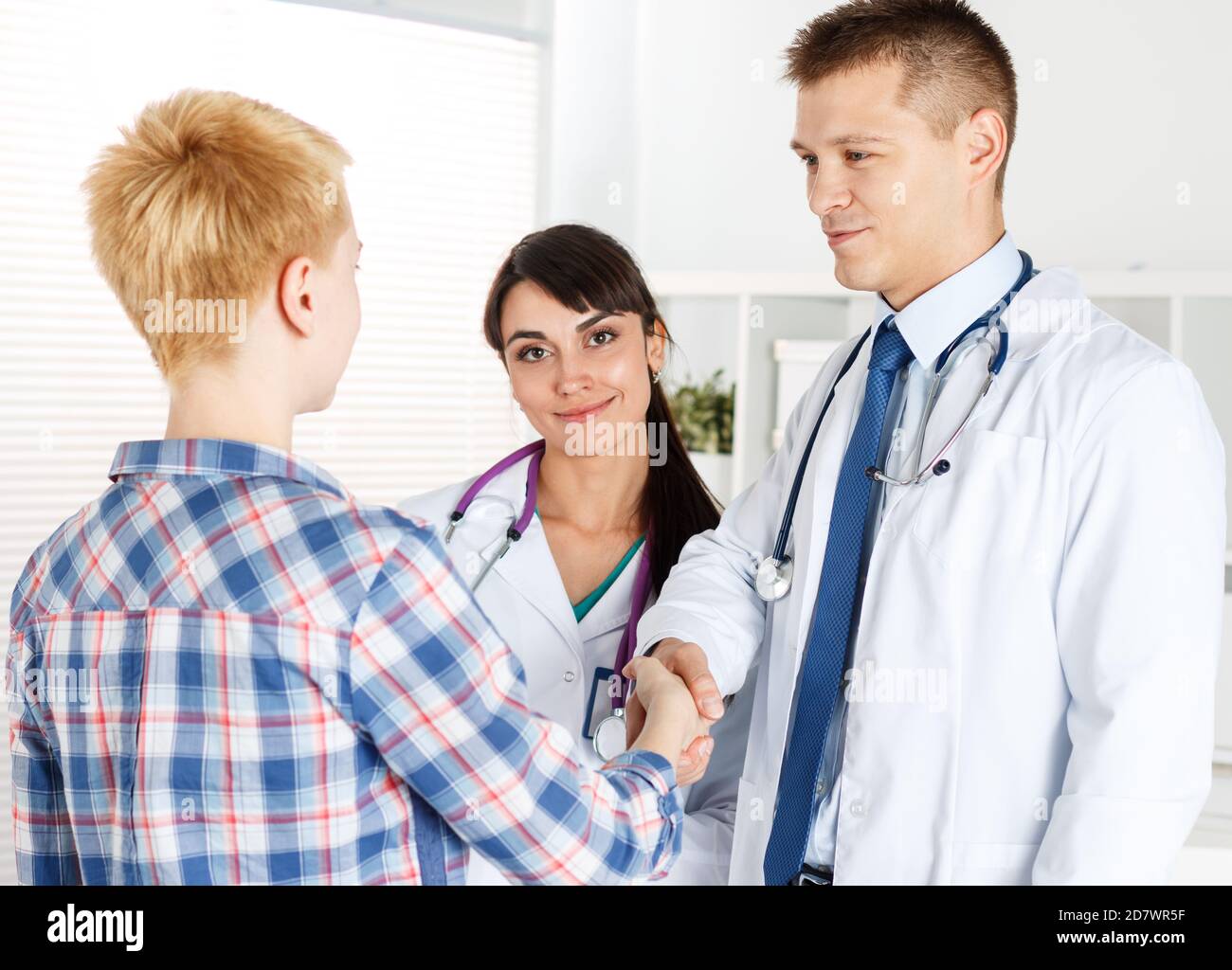 Handclasp hi-res stock photography and images - Alamy