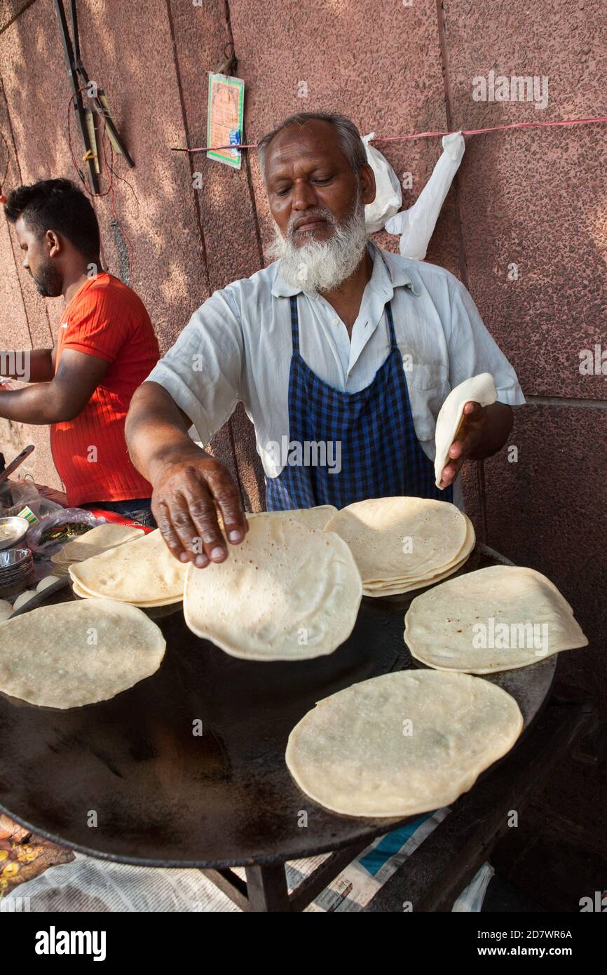 Chapati india eating hi-res stock photography and images - Alamy