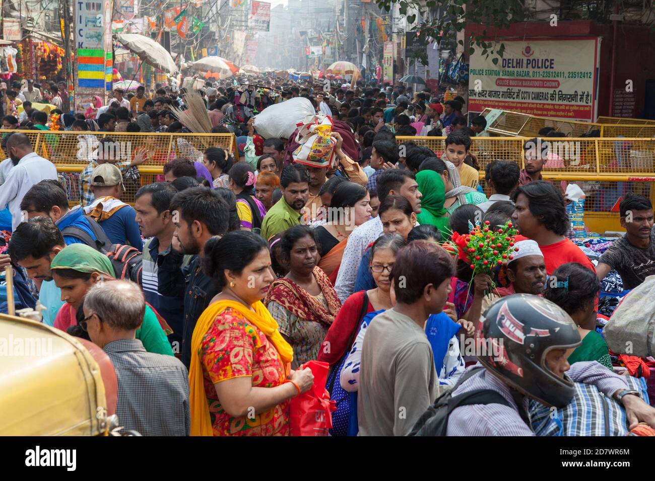 Crowd at market hi-res stock photography and images - Alamy