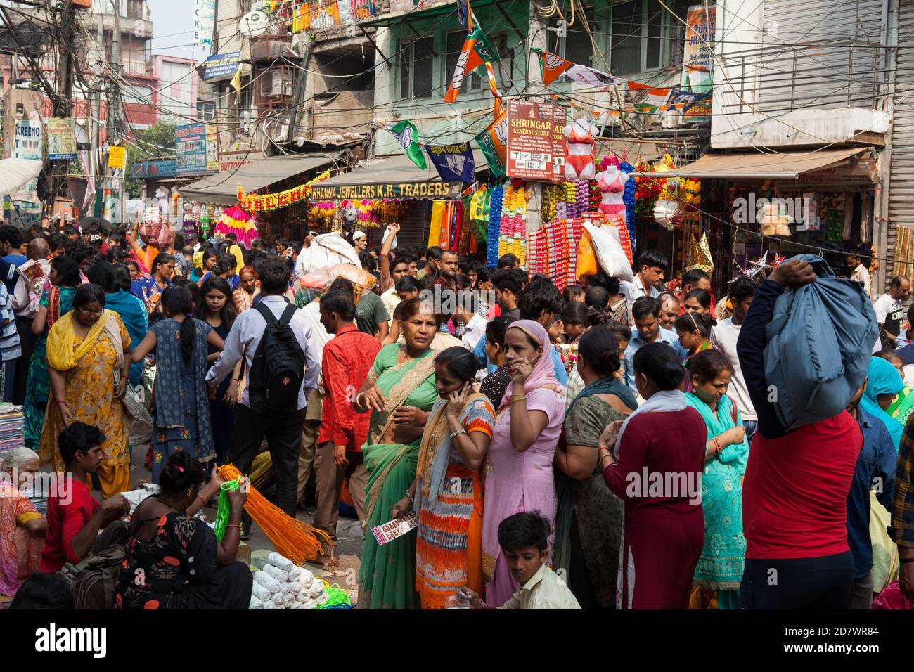 Shoppers busy street market india hi-res stock photography and images ...
