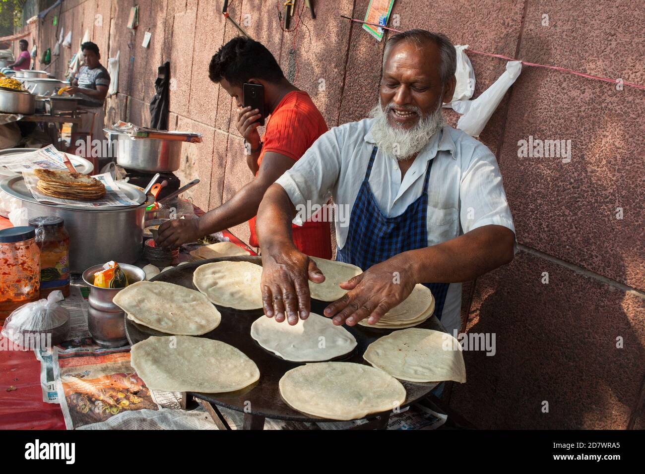 Street vendor india cook hi-res stock photography and images - Alamy