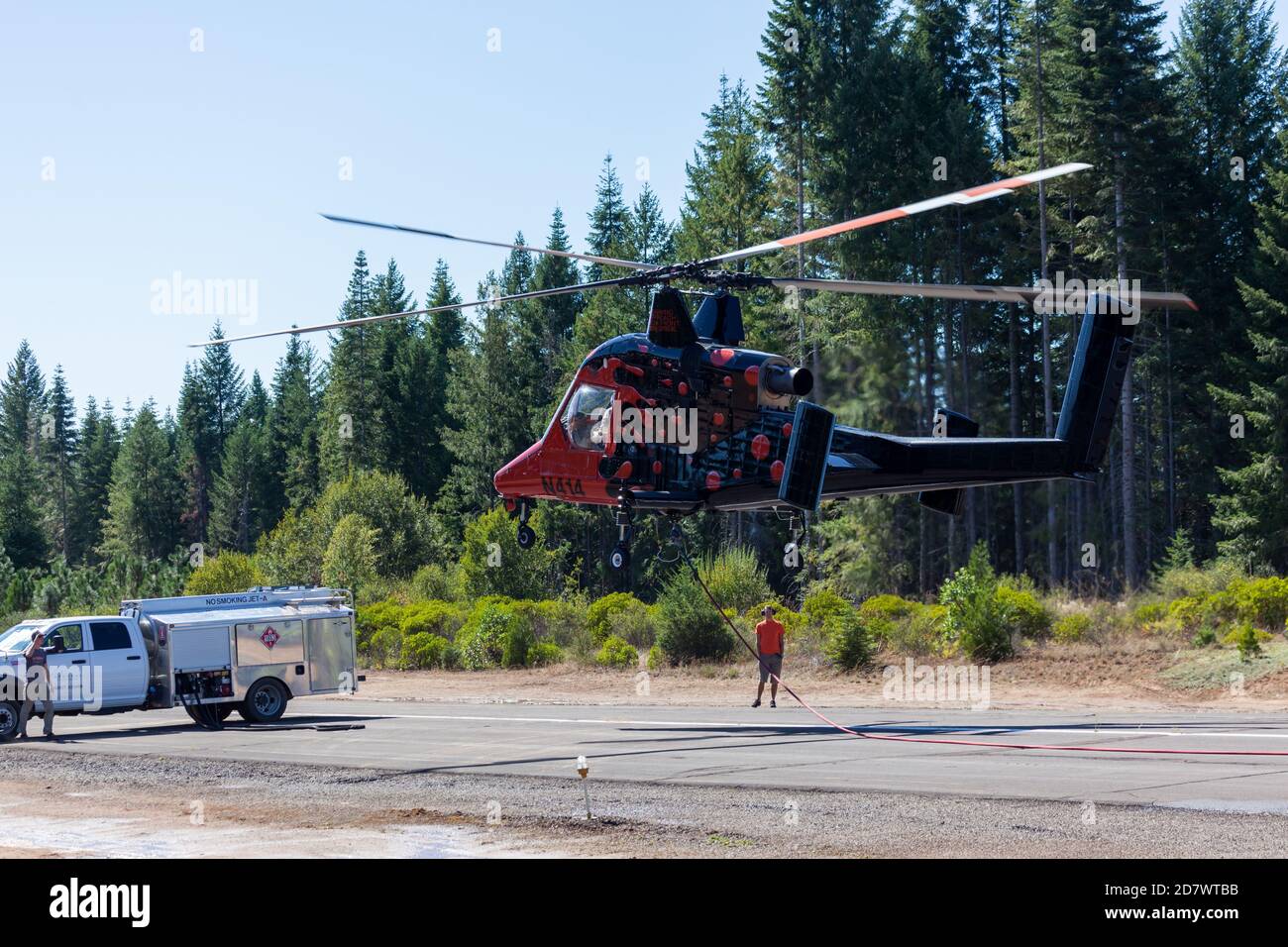 Helicopter lifting truck hi-res stock photography and images - Alamy