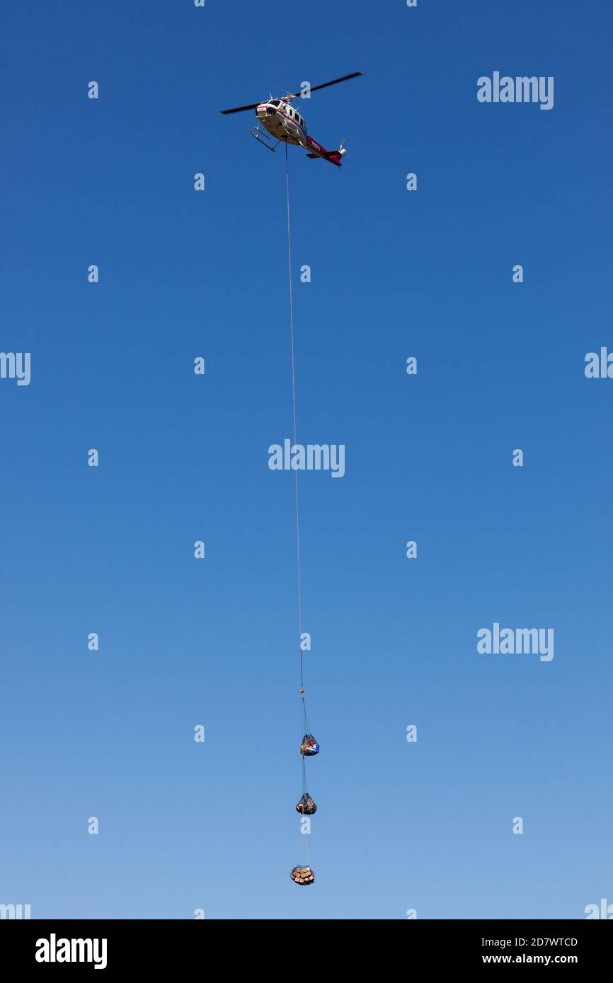 Fire fighting helicopter carrying water hi-res stock photography and ...