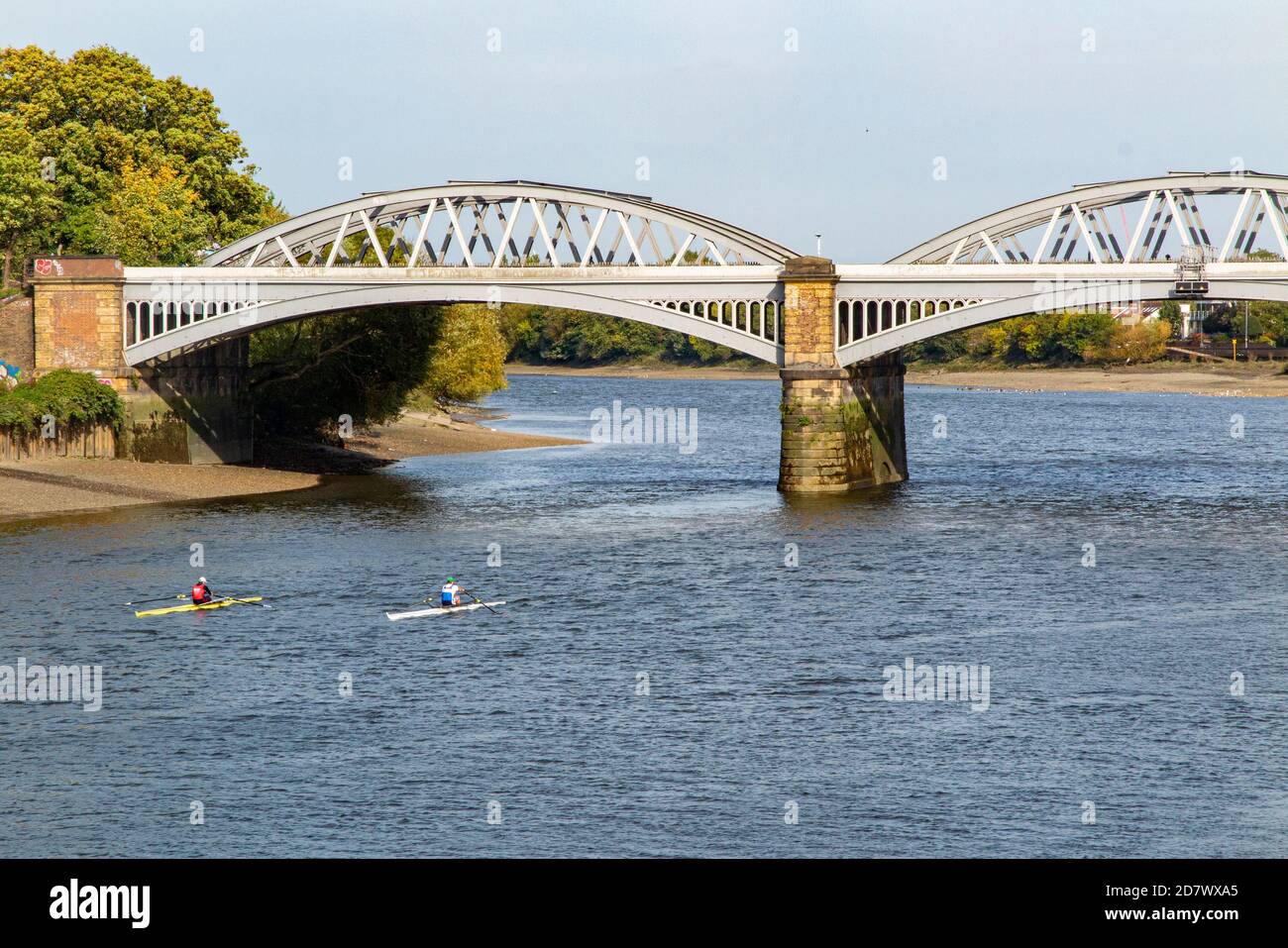 Rower rowing under bridge hi-res stock photography and images - Alamy