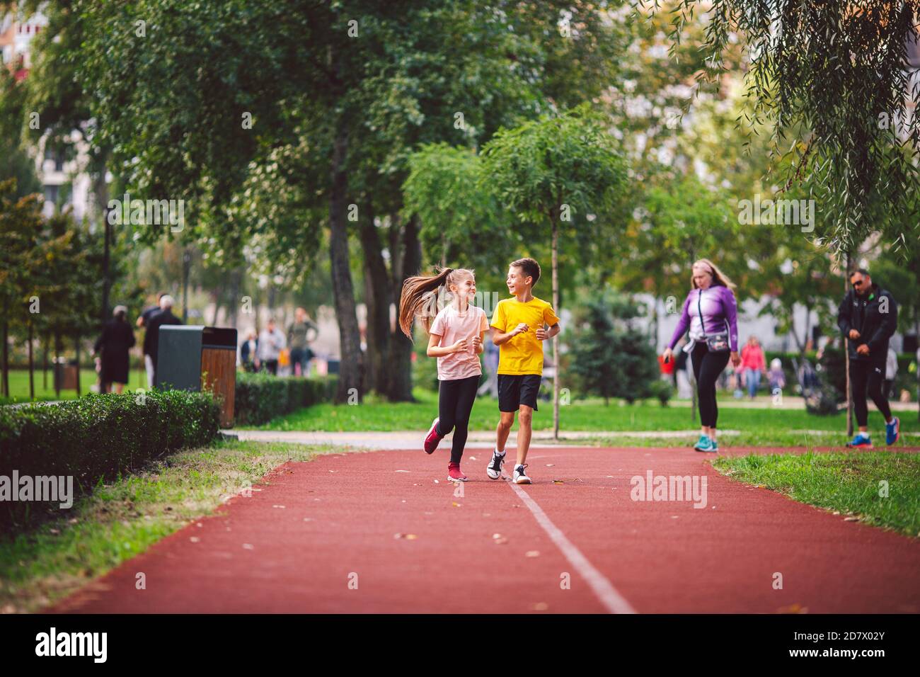 Boy girl jogging hi-res stock photography and images - Alamy