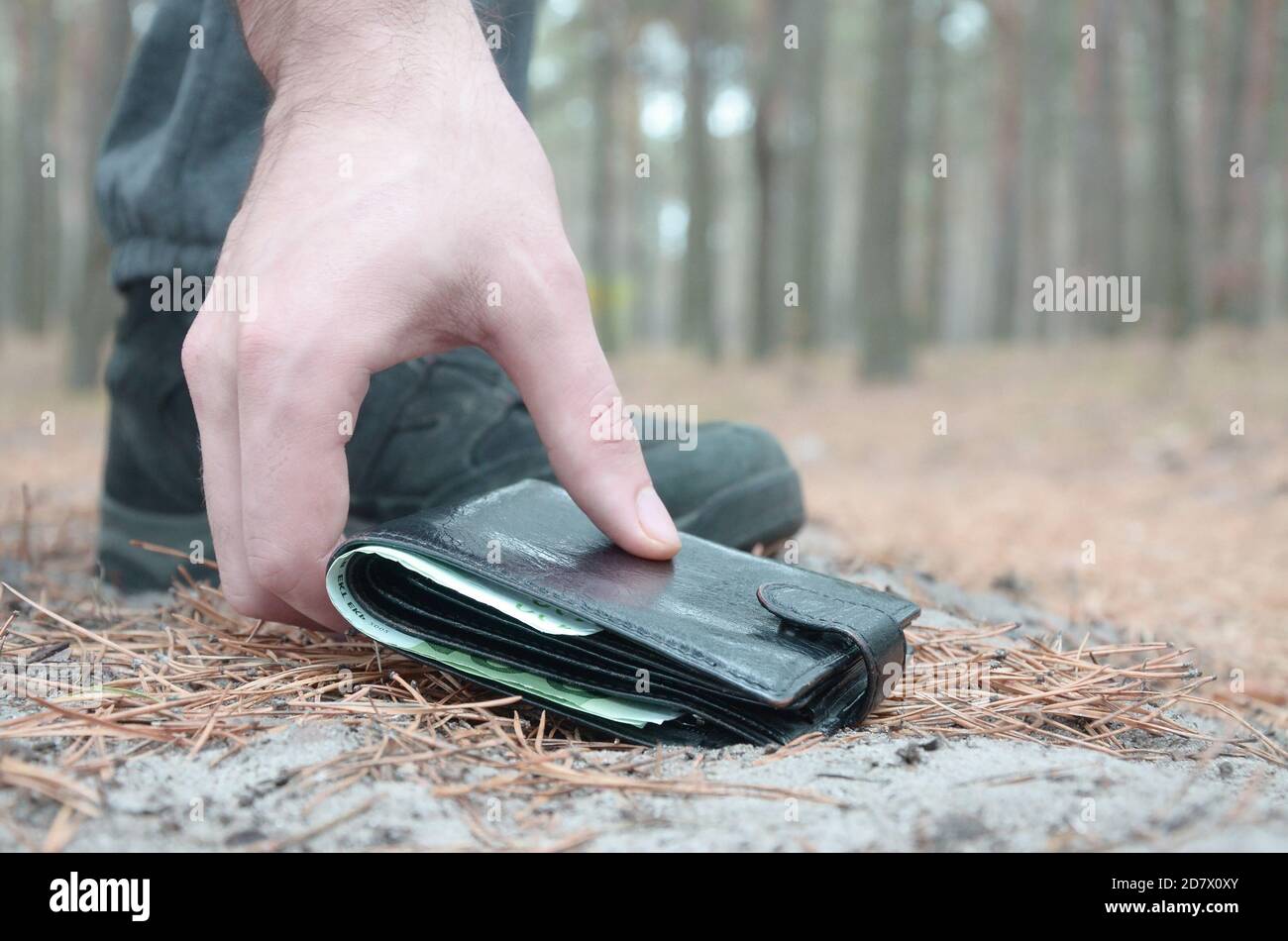 Pick up a wallet from ground hi-res stock photography and images - Alamy