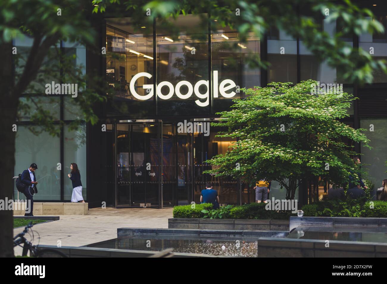 Google office employees working hi-res stock photography and images - Alamy