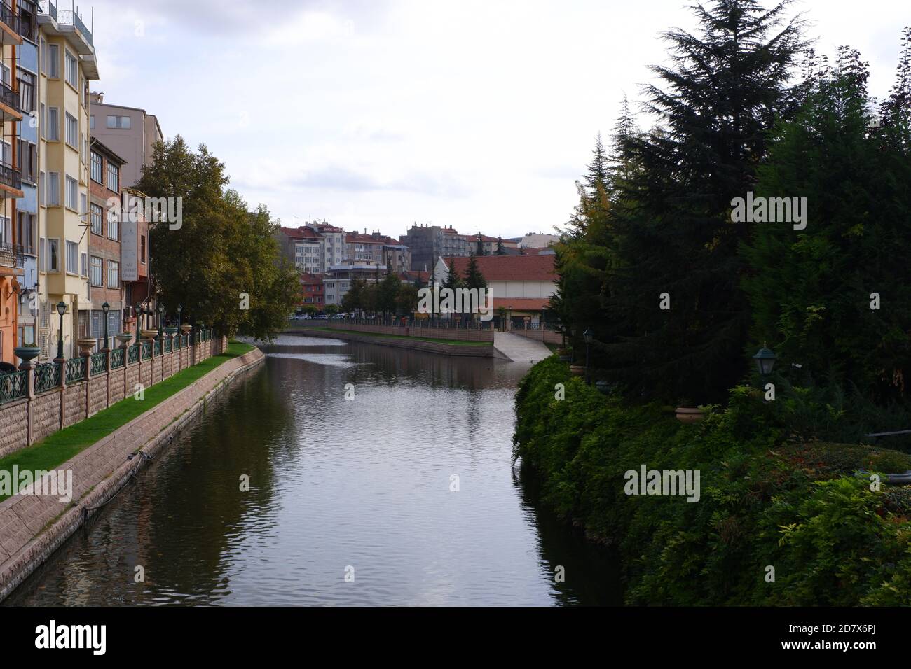 Buildings on riverside street hi-res stock photography and images - Alamy