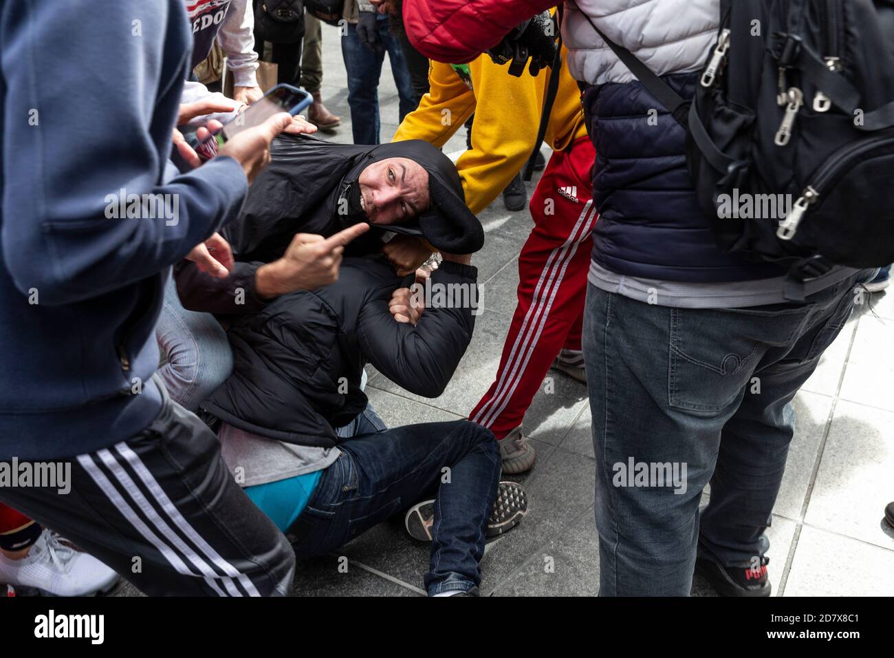 Police officer scuffle hi-res stock photography and images - Alamy