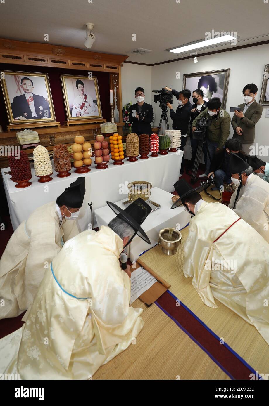 26th Oct, 2020. Memorial for ex-president People dressed in traditional ...