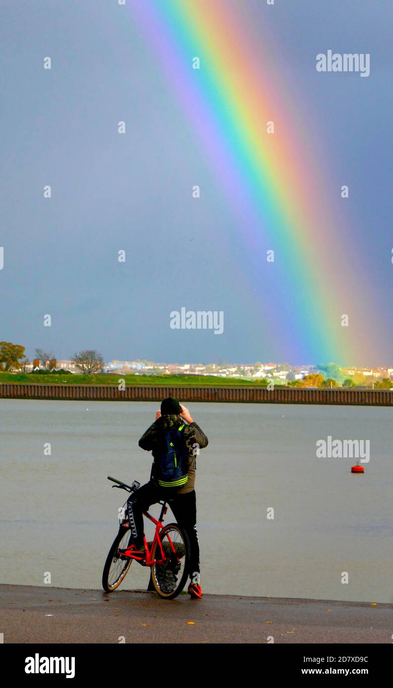 25/10/2020 Rainbow. A rainbow forms above the River Thames near ...