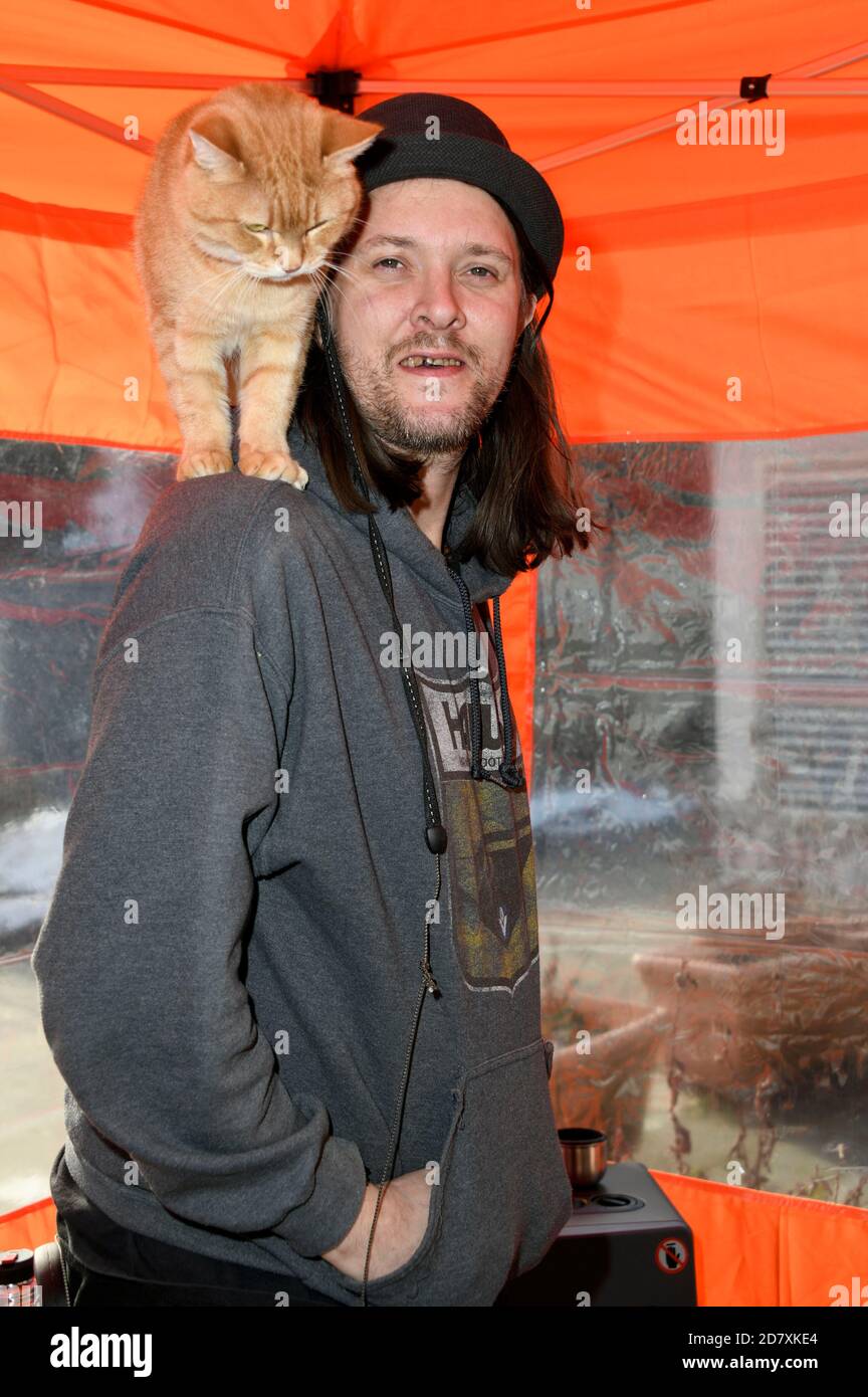 James bowen and bob book signing hi-res stock photography and images ...