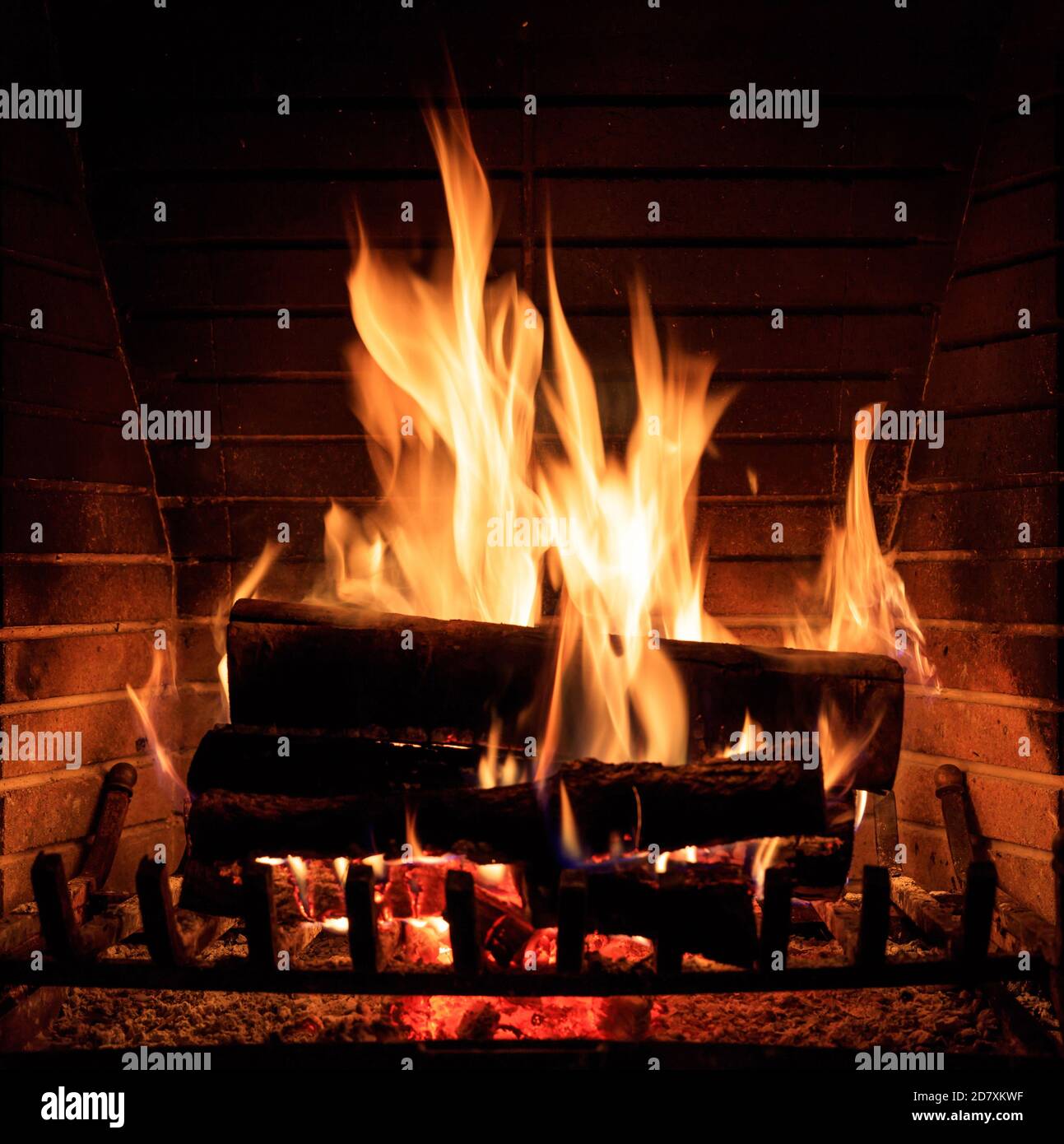 Logs burning fire hi-res stock photography and images - Alamy