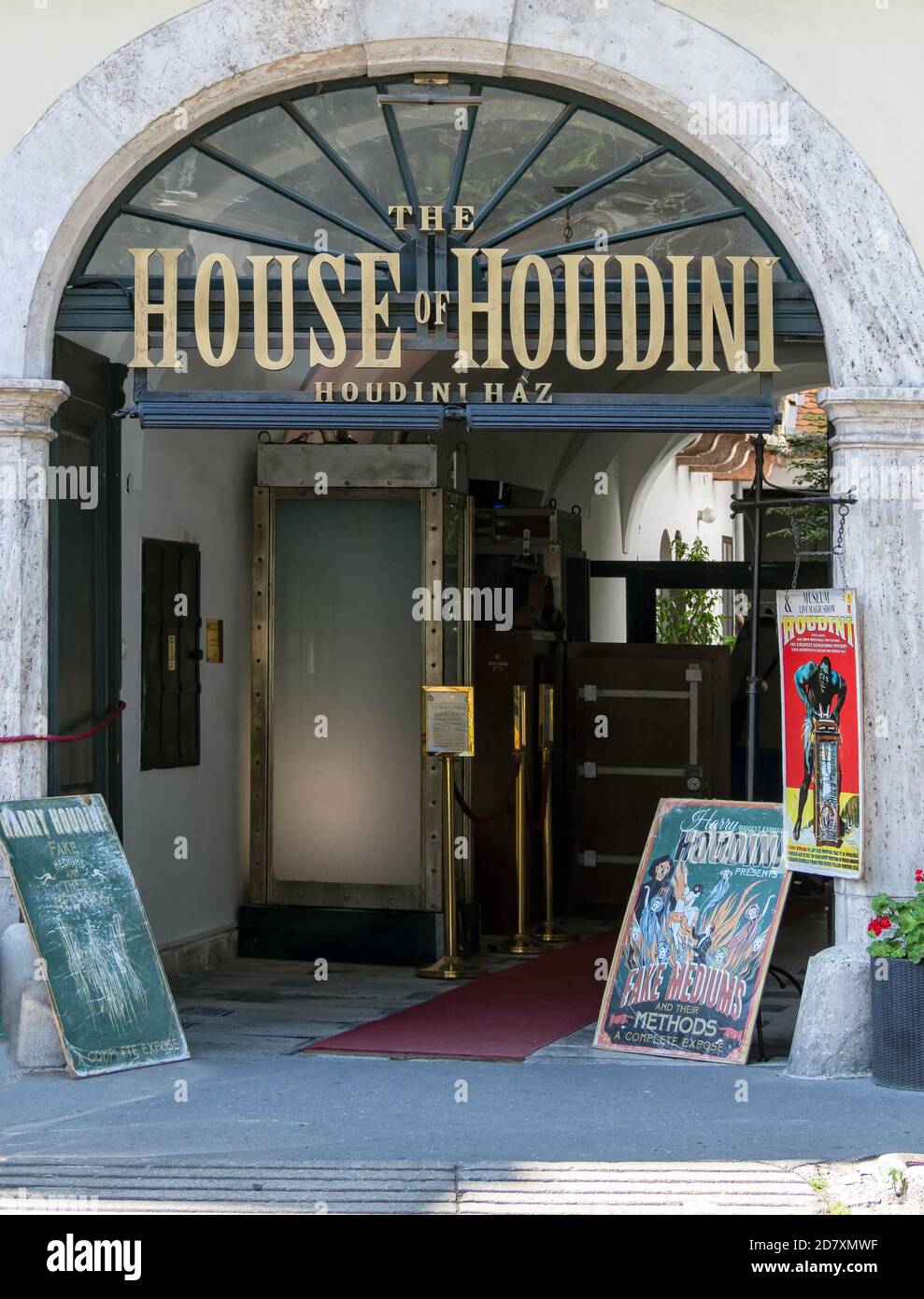 Houdini house hi-res stock photography and images - Alamy