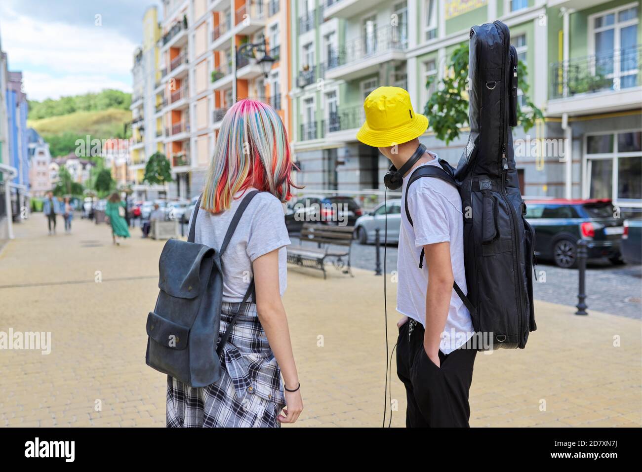 Teen boy and girl talking street hi-res stock photography and images ...
