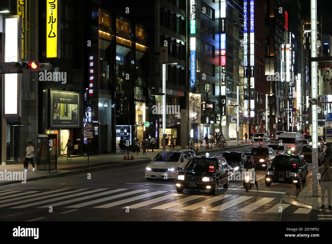 Illuminated street with neon lights and cars in traffic in Ginza ...