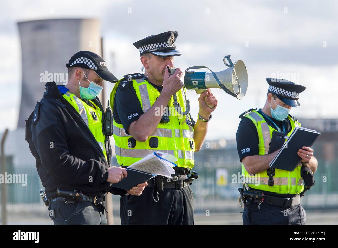 Police make decisions on how to remove Extinction Rebellion protesters ...