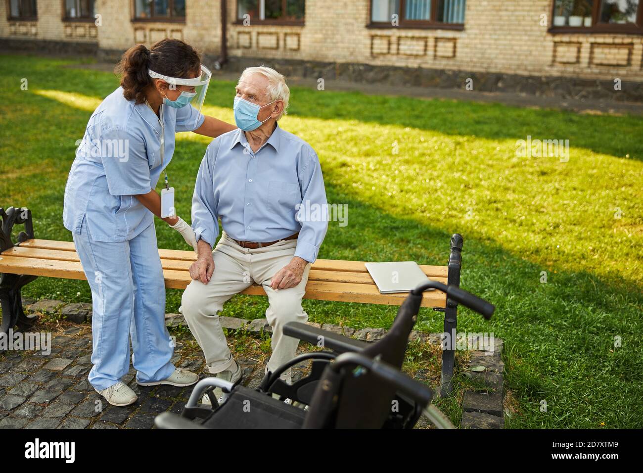 Community service stand volunteer hi-res stock photography and images ...