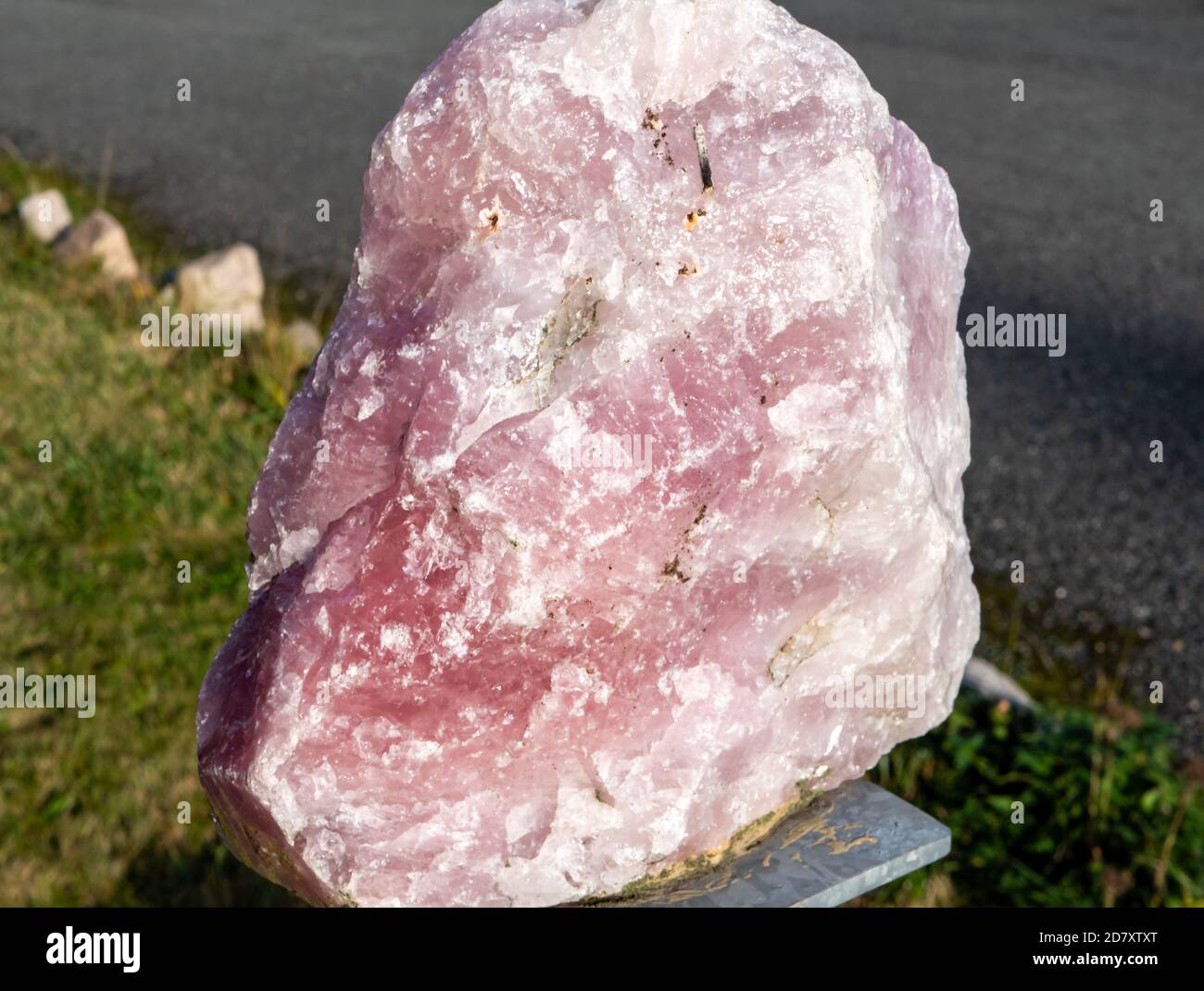 Rose quartz gem stone rock background Stock Photo - Alamy