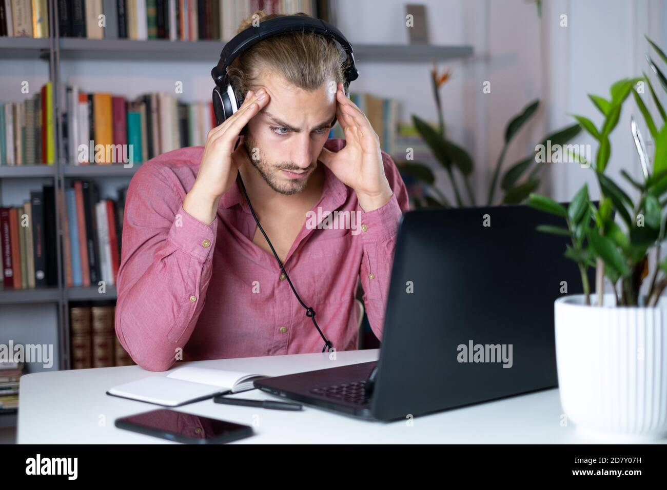 Frustrated man working computer hi-res stock photography and images - Alamy