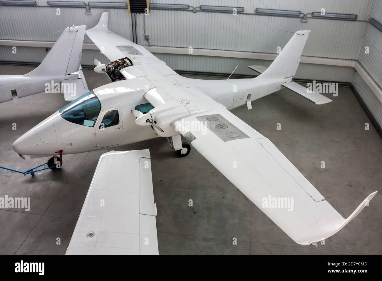 Twin engined light aircraft hi-res stock photography and images - Alamy