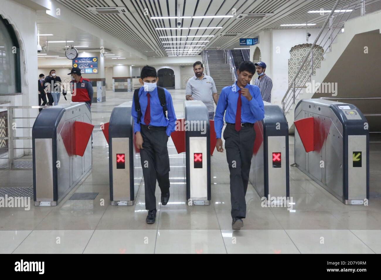 Lahore, Pakistan. 26th Oct, 2020. Students walk out of the ticket ...
