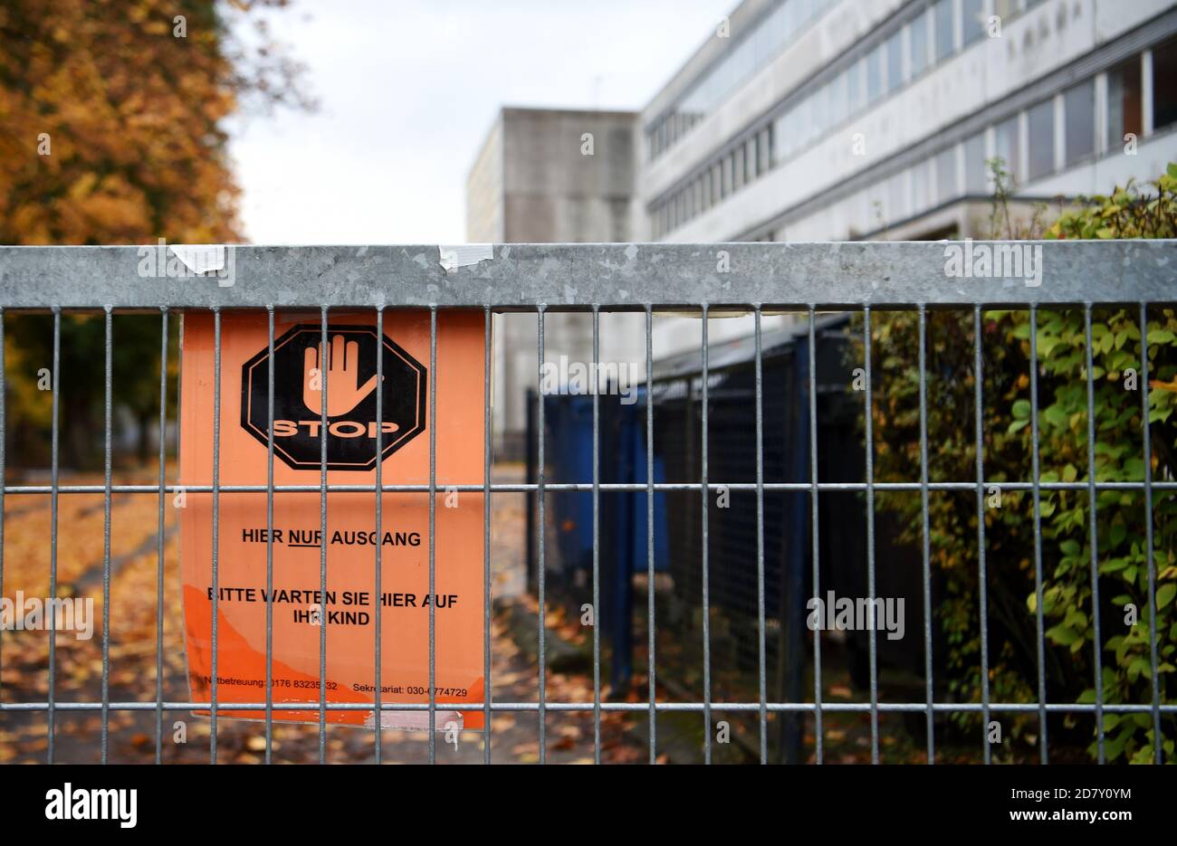 School exit sign hi-res stock photography and images - Alamy