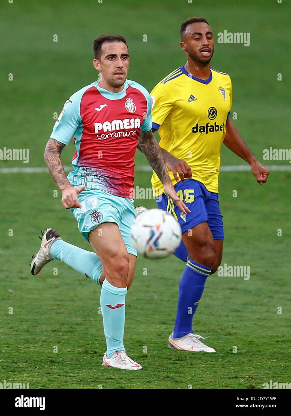 Carlos Akapo and Rafael Jimenez Fali of Cadiz CF and Paco Alcacer of ...
