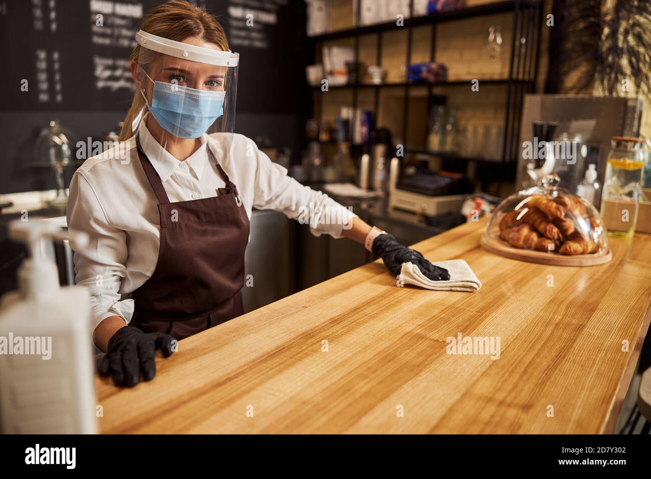 Waiter apron clean table hi-res stock photography and images - Alamy