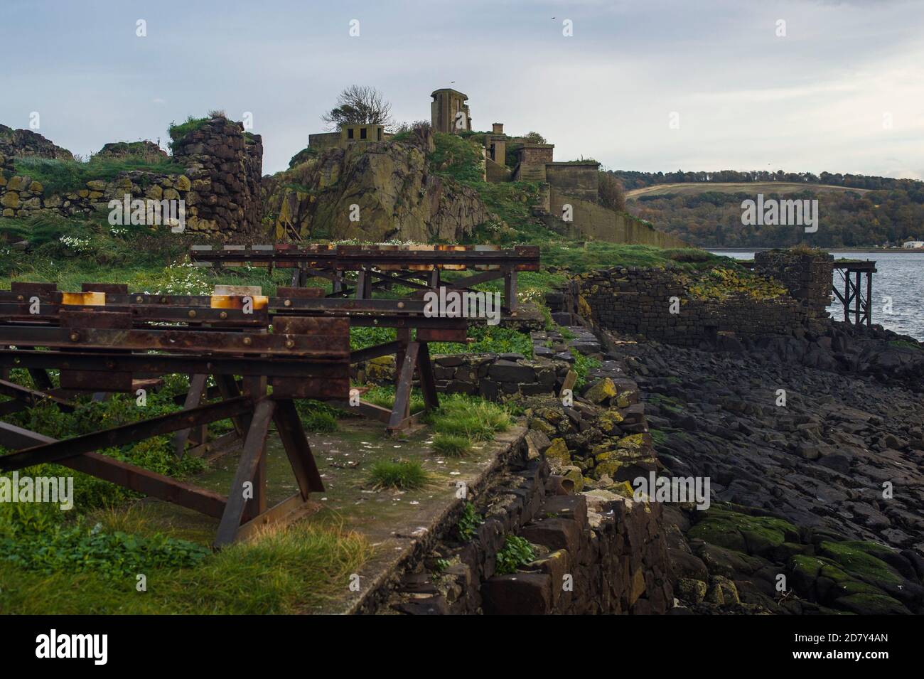 Inchgarvie island hi-res stock photography and images - Alamy