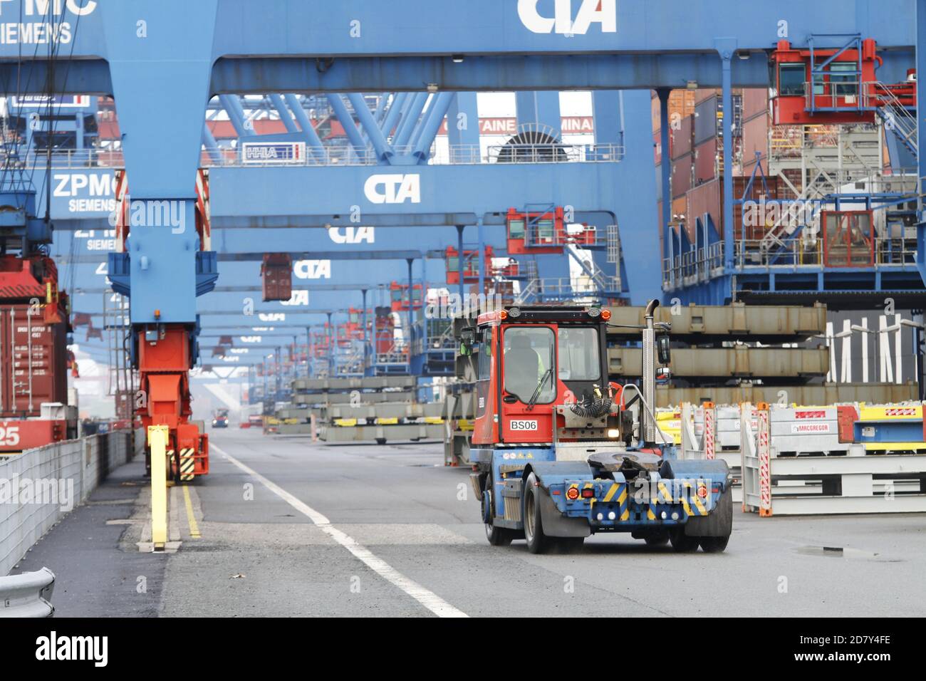 Cranes and automatic container transport system at HHLA Container ...