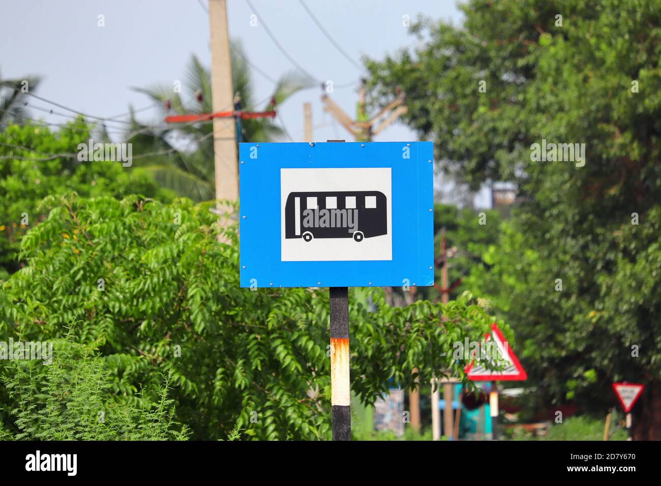 Highway road signs indicating hi-res stock photography and images - Alamy
