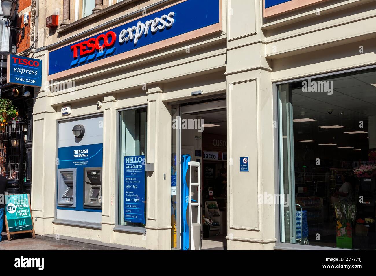 Tesco express supermarket sign logo hi-res stock photography and images ...