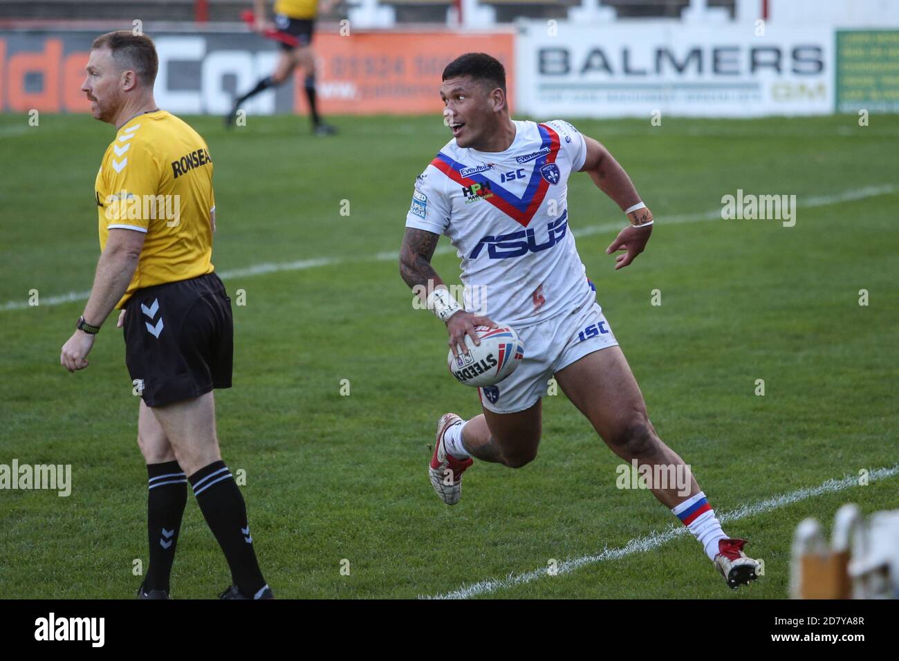 TRY Adam Tangata (18) of Wakefield Trinity scores his try Stock Photo ...