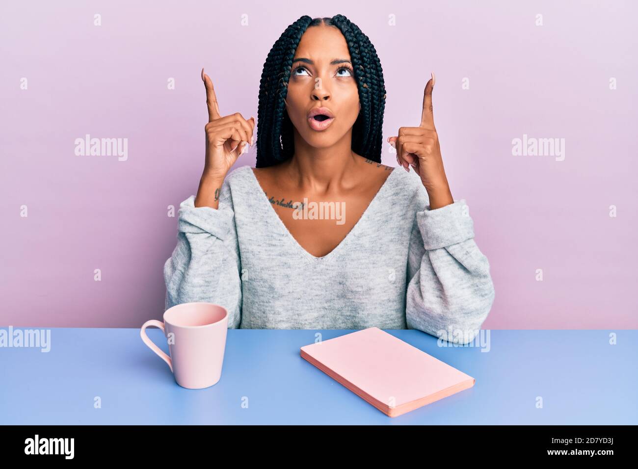 Girl looking surprised reading book hi-res stock photography and images ...