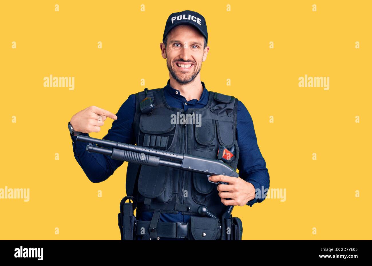 Male police officer pointing gun hi-res stock photography and images ...