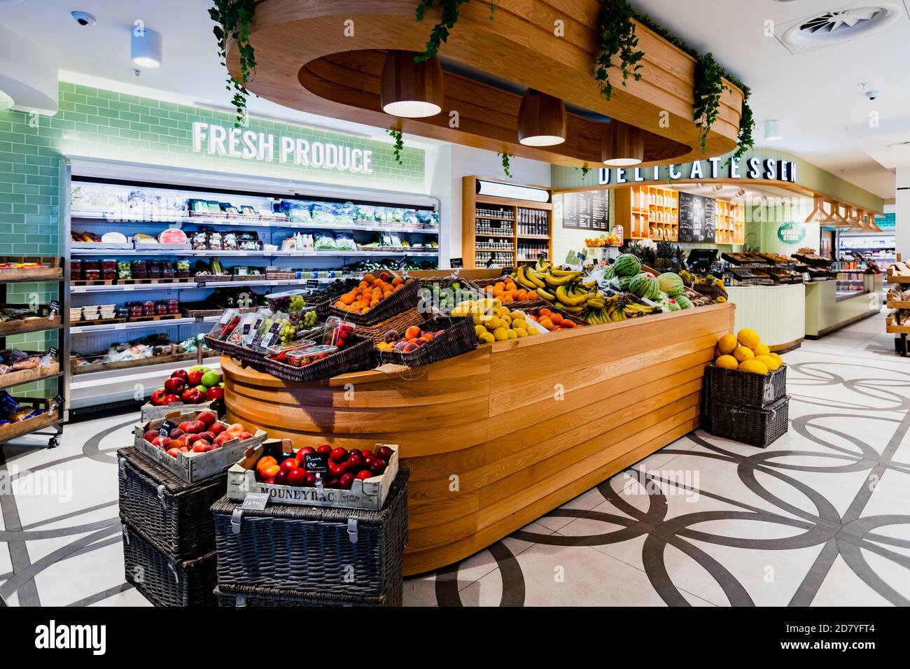 London posh woman hi-res stock photography and images - Alamy