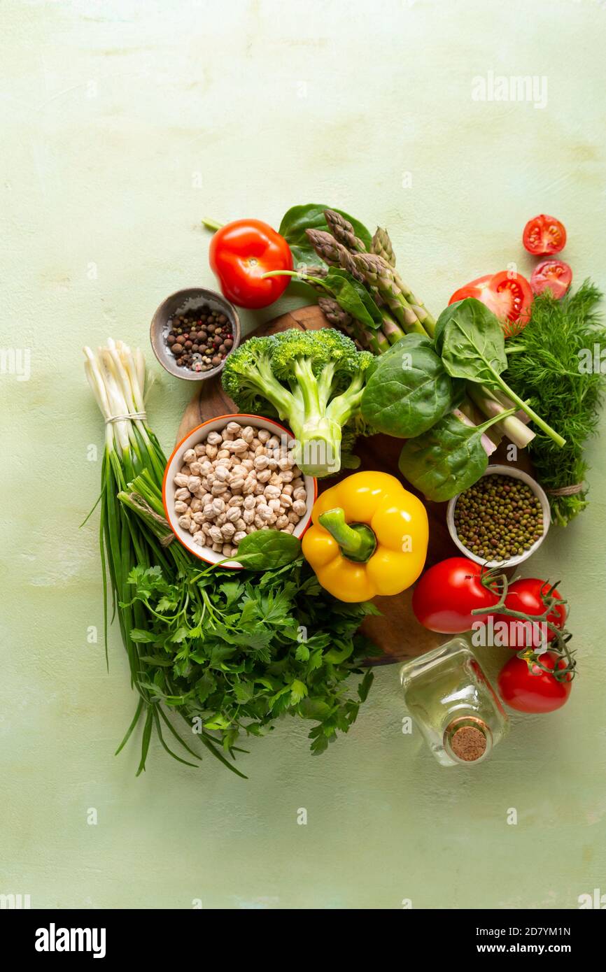 Overhead view of fresh set vegetables, clean eating Stock Photo - Alamy