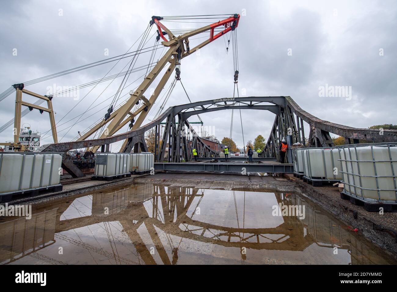 Wilhelmshaven, Germany. 26th Oct, 2020. A floating crane lifts parts of ...
